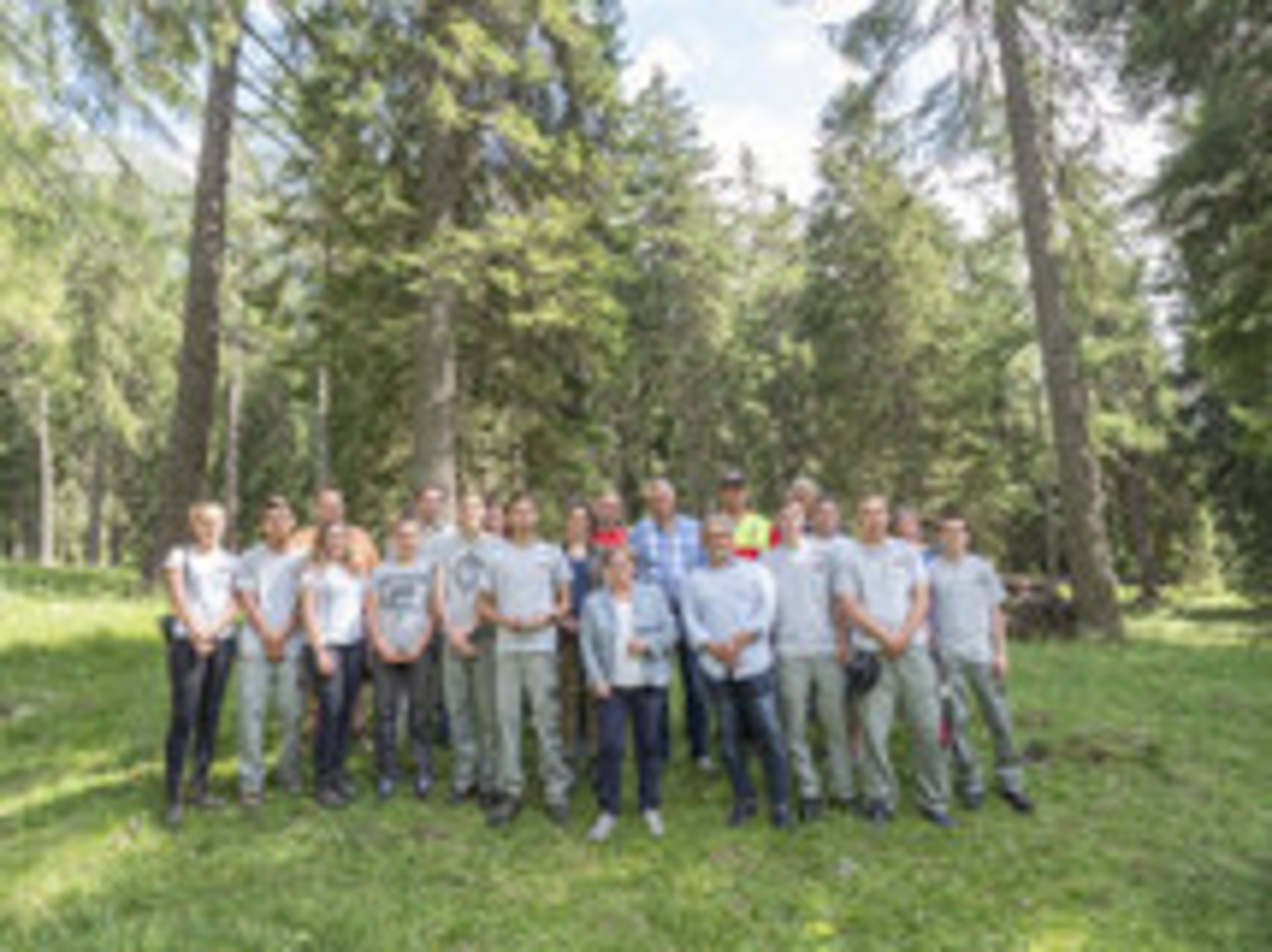 EMS-Lernende mit Pickel und Schaufel im Val Surses