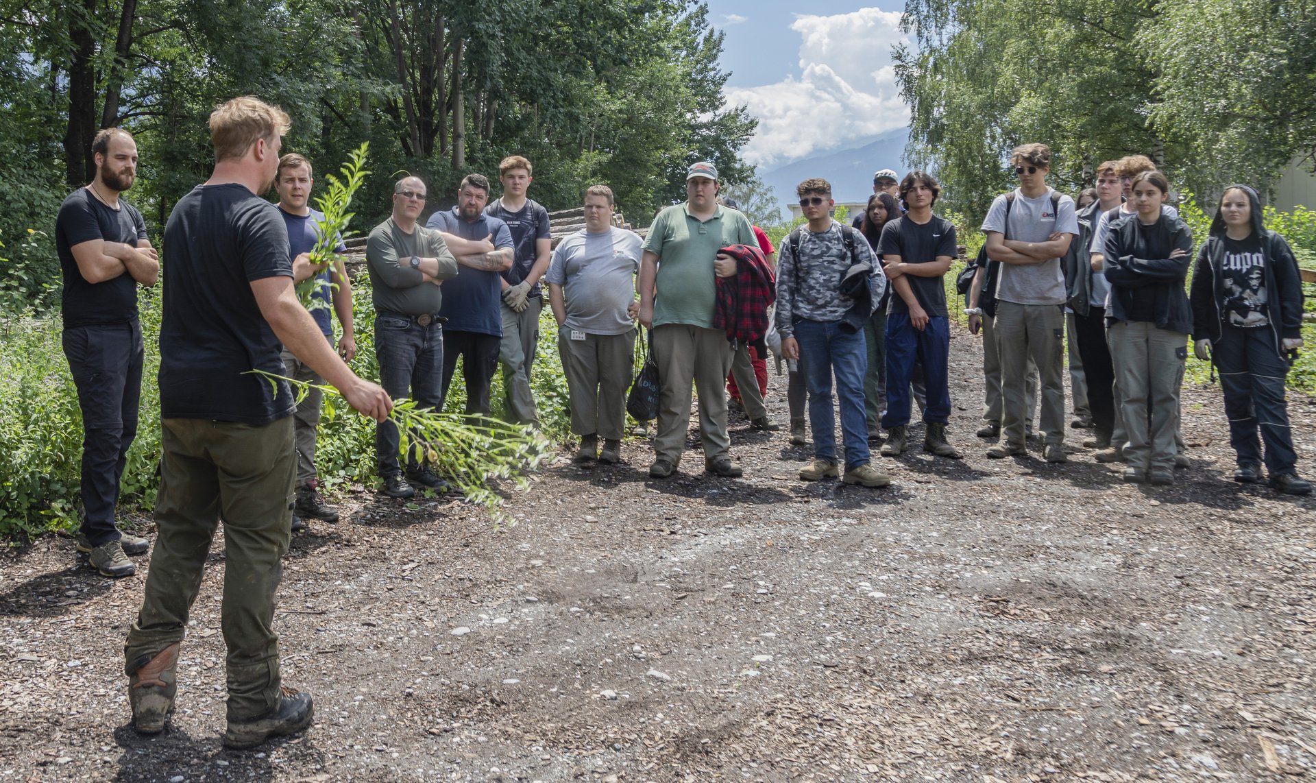 EMS-Lernende sorgen für schöne Wege und Weiden in Untervaz